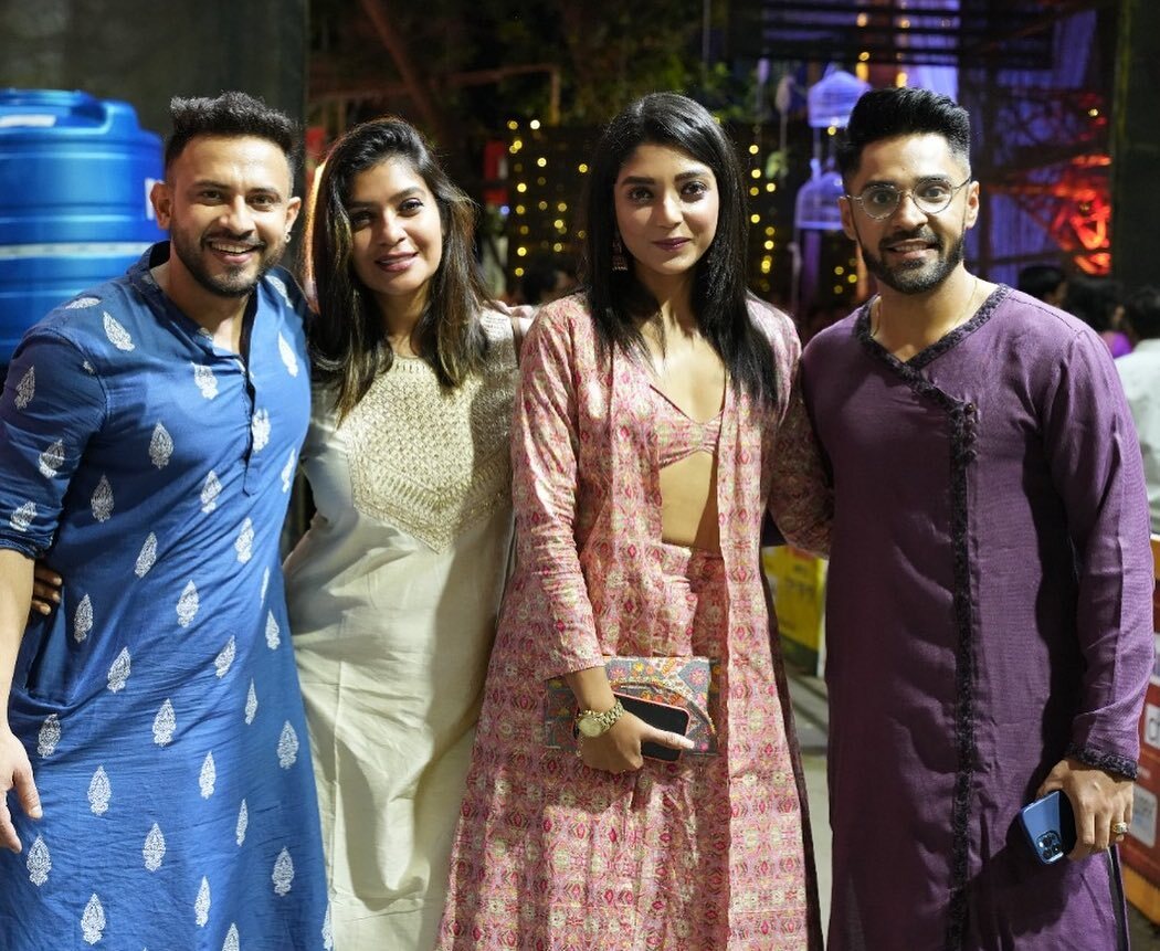 পুজোতে সপরিবারে খুশির মুডে দেবলীনা, দেখুন সেই সুন্দর মুহূর্তের ছবি ...