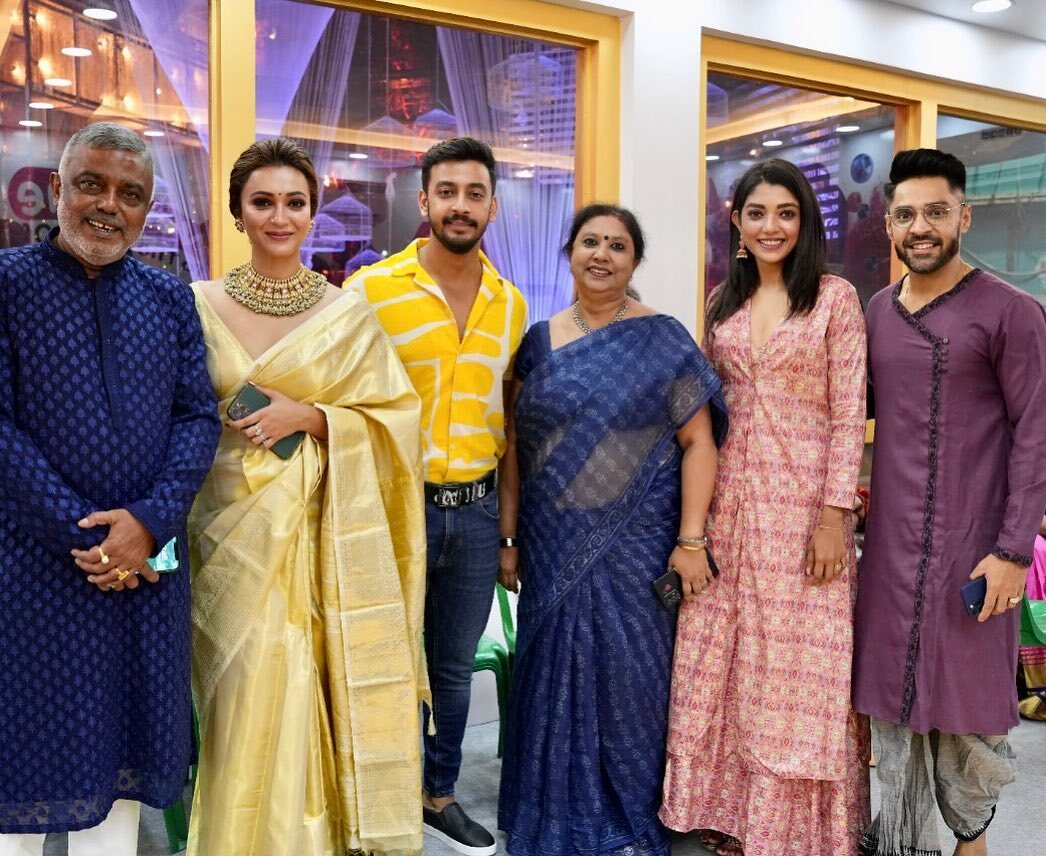 পুজোতে সপরিবারে খুশির মুডে দেবলীনা, দেখুন সেই সুন্দর মুহূর্তের ছবি ...