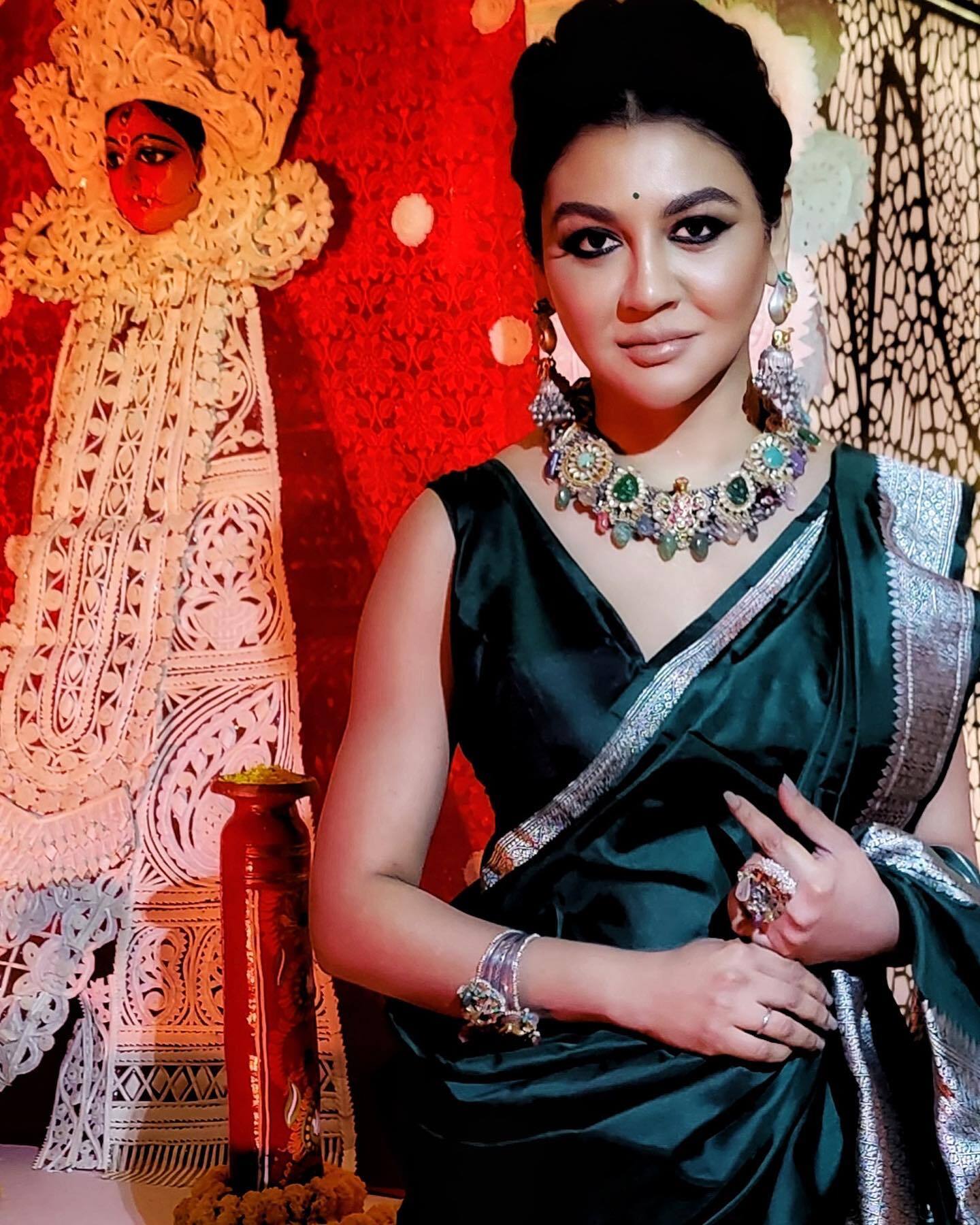 শাড়িতে আরোও মোহময়ী হয়ে উঠেছেন পদ্মাপারের সুন্দরী জয়া | Latest ...