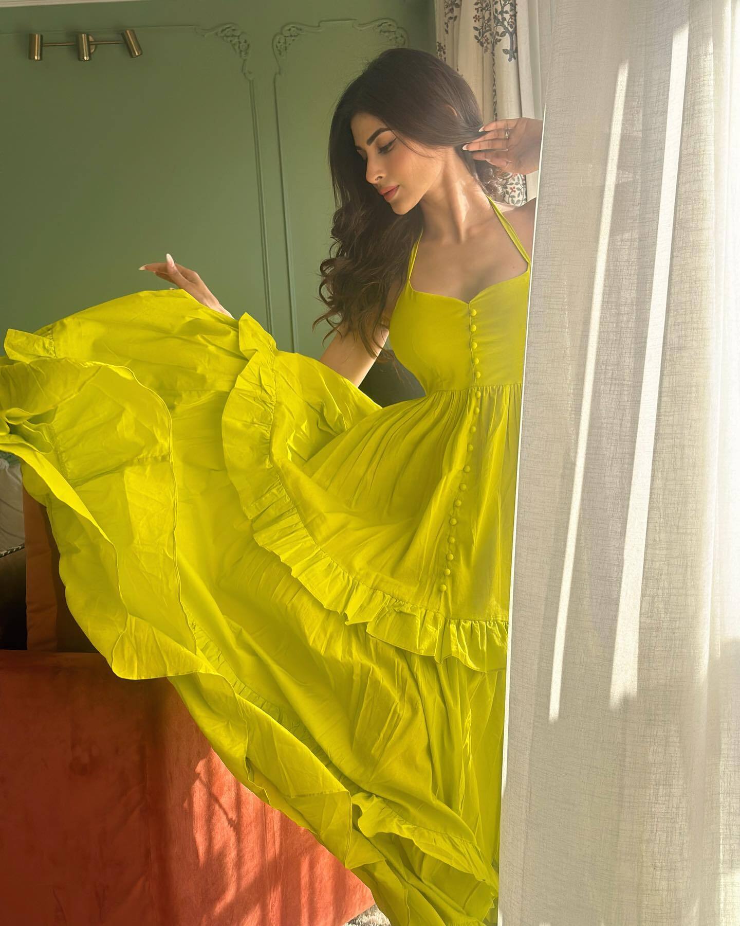 লং পোশাকে অপরূপা রূপে সোশ্যাল মিডিয়ায় ধরা দিলেন মৌনী, দেখুন ছবি | Actress mouni roy wear a ...