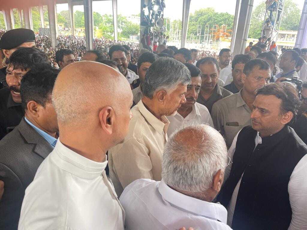 యూపీ నేతాజీ ములాయం సింగ్ యాదవ్ అంతిమ యాత్ర.. నివాళులర్పించిన కేసీఆర్ ...