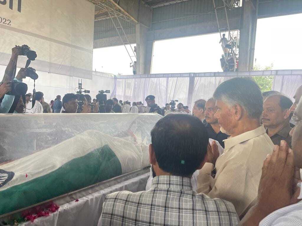 యూపీ నేతాజీ ములాయం సింగ్ యాదవ్ అంతిమ యాత్ర.. నివాళులర్పించిన కేసీఆర్ ...