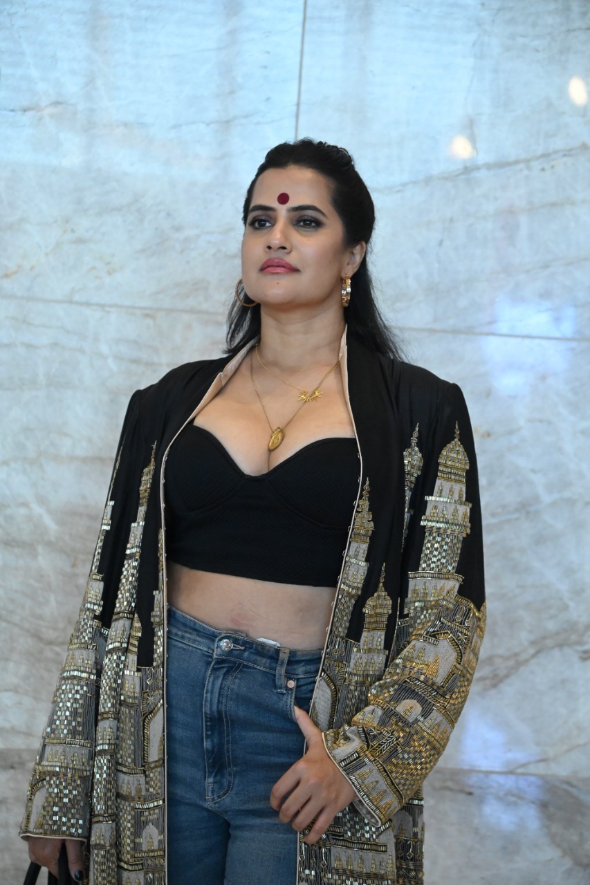 సోనా మహాపాత్ర కవ్వించే అందాలు.. హీరోయిన్ కాలేదు కానీ.. | Singer Sona mohapatra's seductive ...