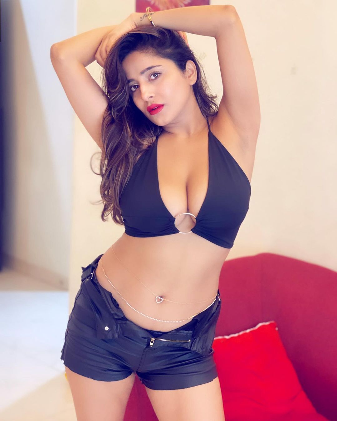 ઓરેન્જ ક્રોપ ટોપમાં એક્ટ્રેસ કેટ શર્માએ બતાવ્યું કર્વી ફિગર | Actress Kate Sharma flaunts curvy ...