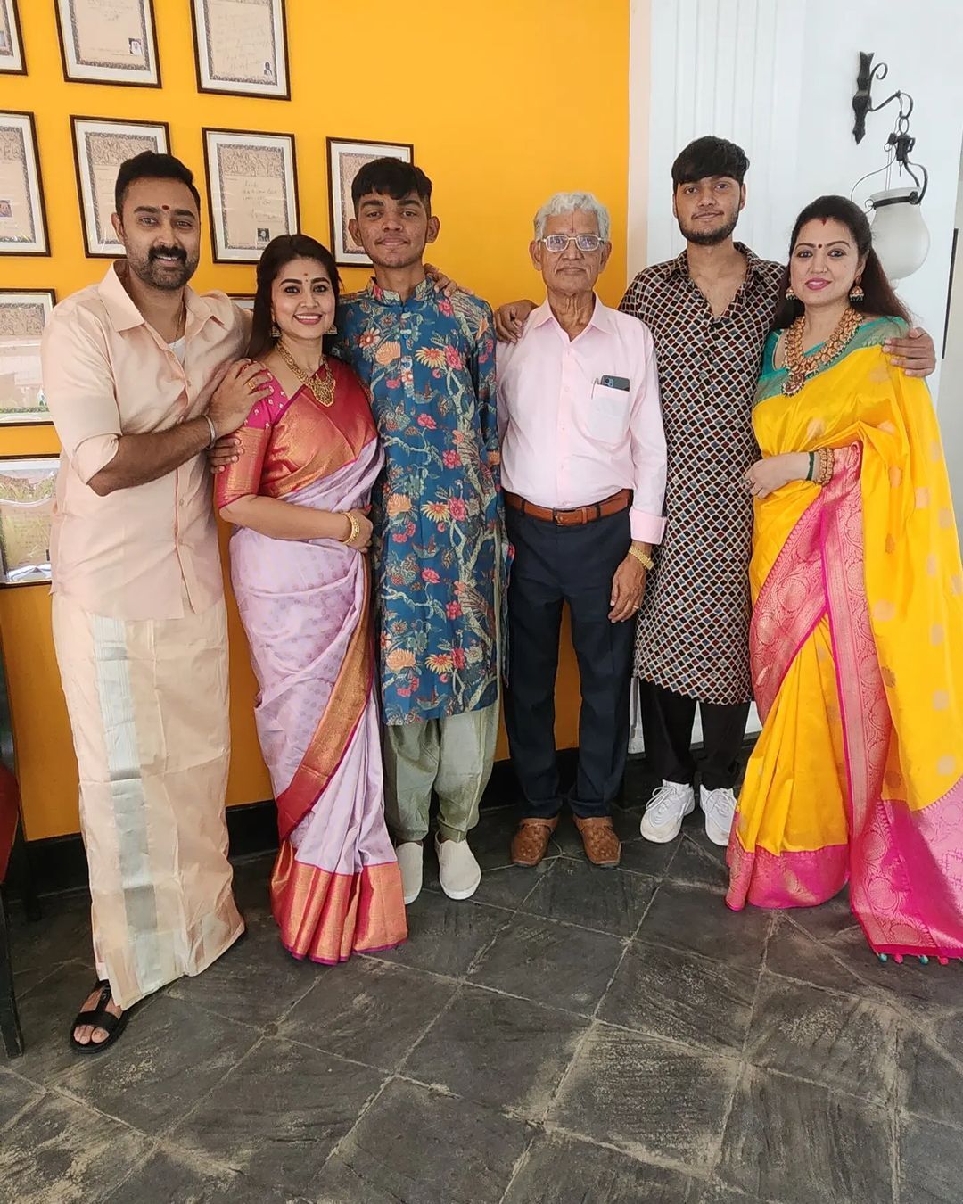 స్నేహ ఇంట దీపావళి సంబరాలు.. క్యూట్ ఫ్యామిలీ ( ఫోటోలు ) | Actress Sneha ...