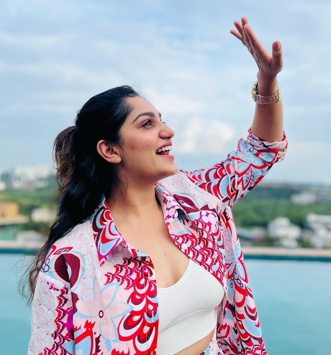 Actress Arya New FLAMINGO Vibes With Stunning Look Is Viral On ...