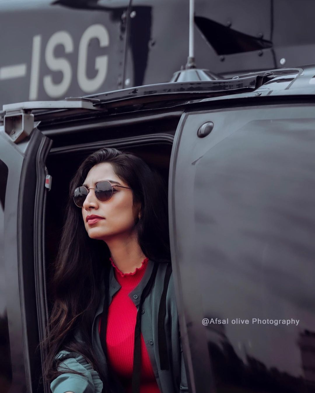 Actress And Model Rithu Manthra New Stylish Look Sitting On A ...