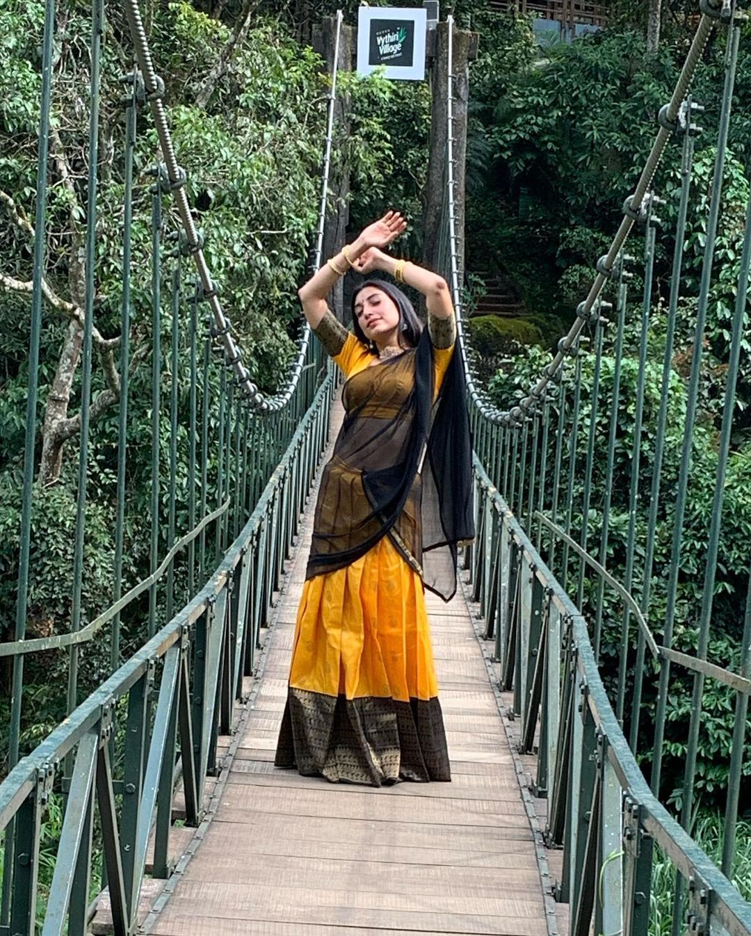 Actress Rithu Manthra New Stunning Traditional Look In Yellow And Black ...