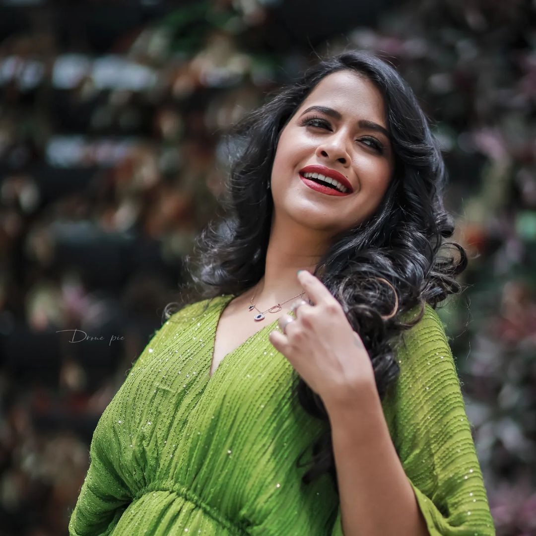 Actress Sadhika Venugopal New Stunning Makeover In Green Gown Goes ...