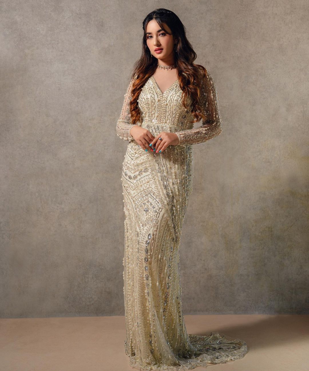 Aditi Budhathoki Pics: गोल्डन गाउन में अदिति बुधाथोकी ने ढाया कहर ...