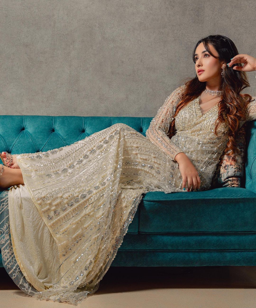 Aditi Budhathoki Pics: गोल्डन गाउन में अदिति बुधाथोकी ने ढाया कहर ...