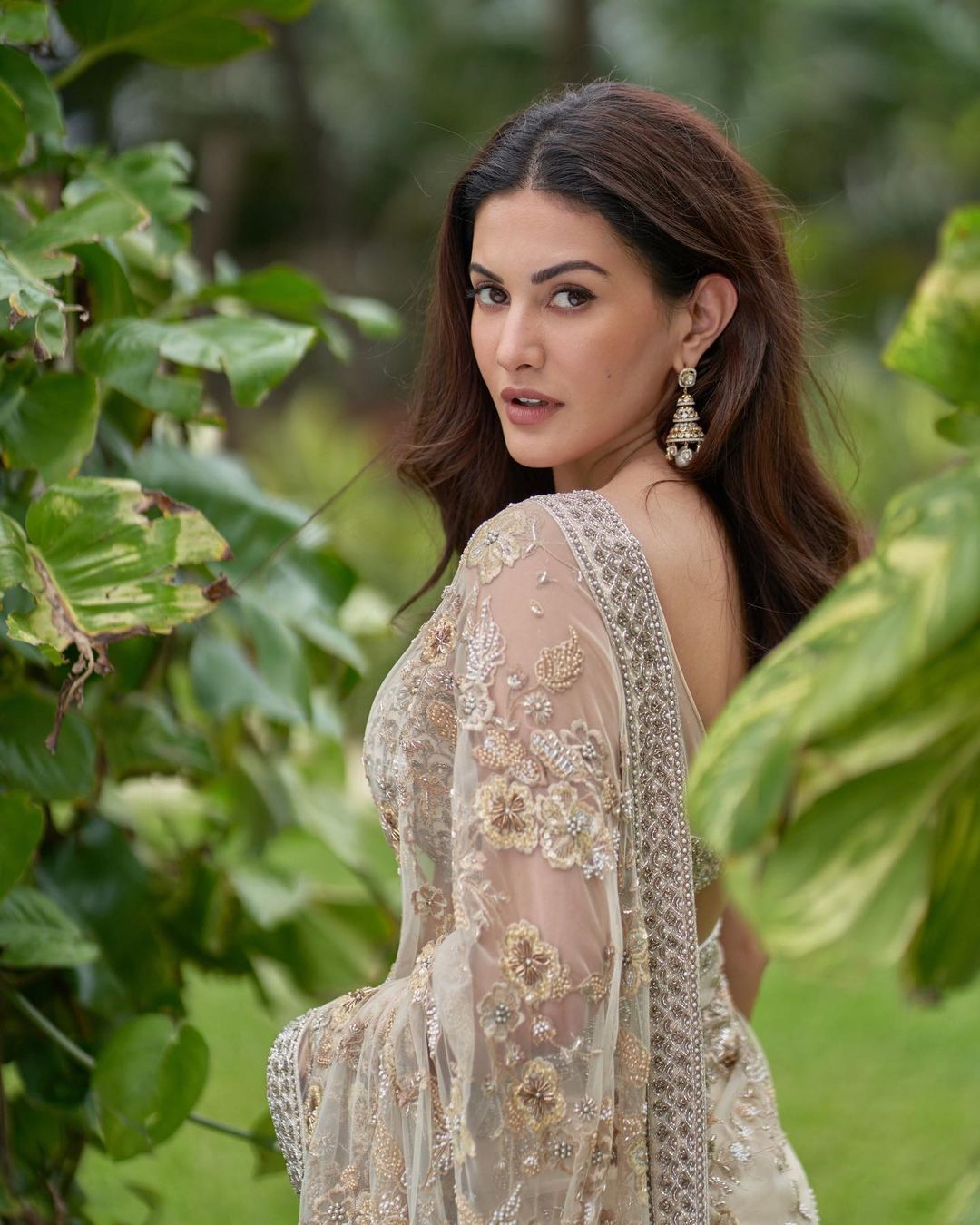 Amyra Dastur Pics: डीपनेक चोली में अमायरा दस्तूर ने ढाया खूबसूरती का ...