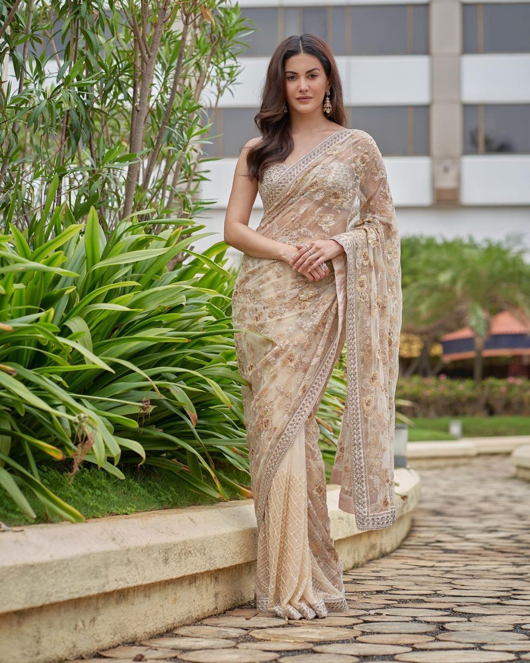 Amyra Dastur Pics: डीपनेक चोली में अमायरा दस्तूर ने ढाया खूबसूरती का ...