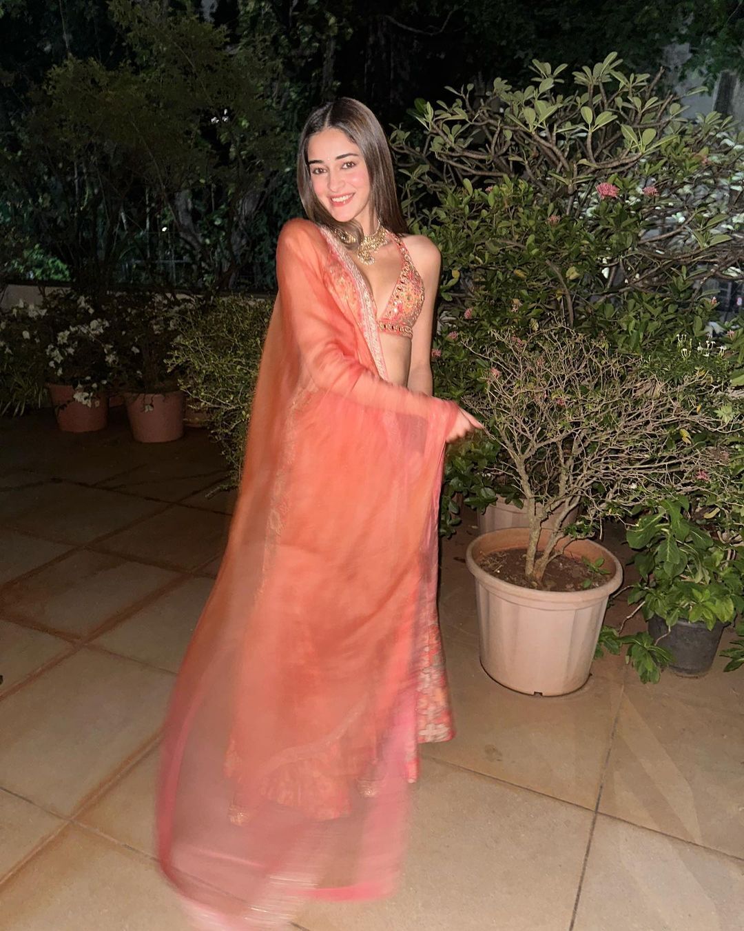Ananya Pandey Pics: ब्लैक शरारा में एक्ट्रेस अनन्या पांडे ने अपनी बोल्ड ...