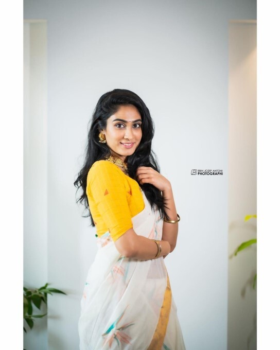 Bollywood Actress Deepti Sati Set Internet On Fire With Latest Photos ...