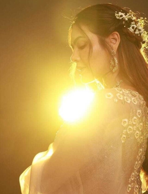 Bollywood Actress Esha Gupta Look Beautiful In Traditional Outfit ...