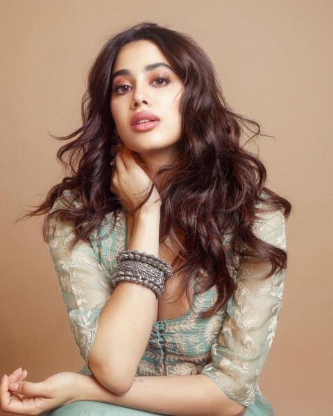 Bollywood Actress Janhvi Kapoor Looks Stunning In This Latest Outfit ...