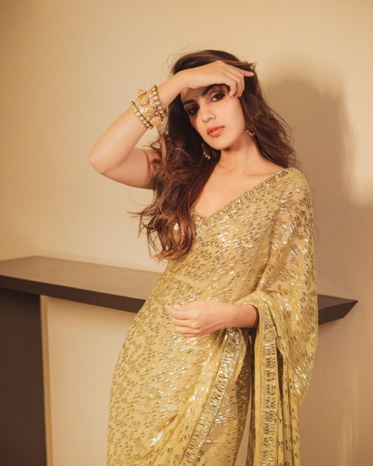Bollywood Actress Rhea Chakraborty Looks Gorgeous In Ethnic Wear Photos ...