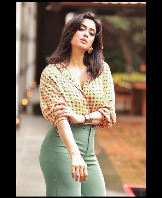 Bollywood Actress Shweta Tiwari Looks Sizzling In Casual Outfit In ...