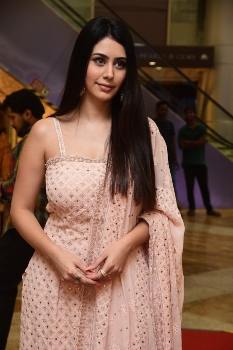Bollywood Actress Warina Hussain Latest Photos Photos: HD Images ...