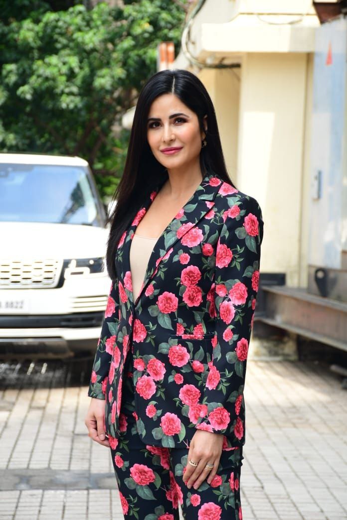 Katrina Kaif Pics: फ्लोरल पैंट सूट में नजर आईं कैटरीना कैफ, स्माइल और ...