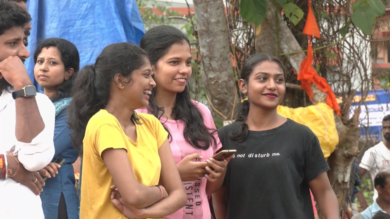 ಮಂಗಳೂರಿನಲ್ಲಿ ಕೆಸರು ಗದ್ದೆ ಕ್ರೀಡಾಕೂಟ: ಕೆಸರಿನಲ್ಲಿ ಮಿಂದೆದ್ದ ಮಕ್ಕಳು, ಮಹಿಳೆಯರು | Kesaru Gadde Ota At ...