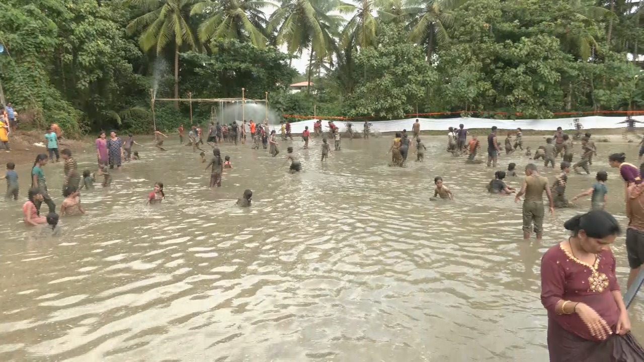 ಮಂಗಳೂರಿನಲ್ಲಿ ಕೆಸರು ಗದ್ದೆ ಕ್ರೀಡಾಕೂಟ: ಕೆಸರಿನಲ್ಲಿ ಮಿಂದೆದ್ದ ಮಕ್ಕಳು ...
