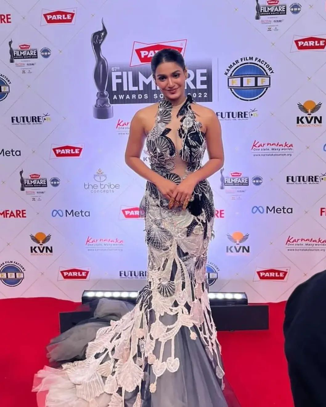 Mollywood Actress Saniya Iyappan's Gorgeous Entry in Filmfare Award 2022 | Saniya Iyappan ...