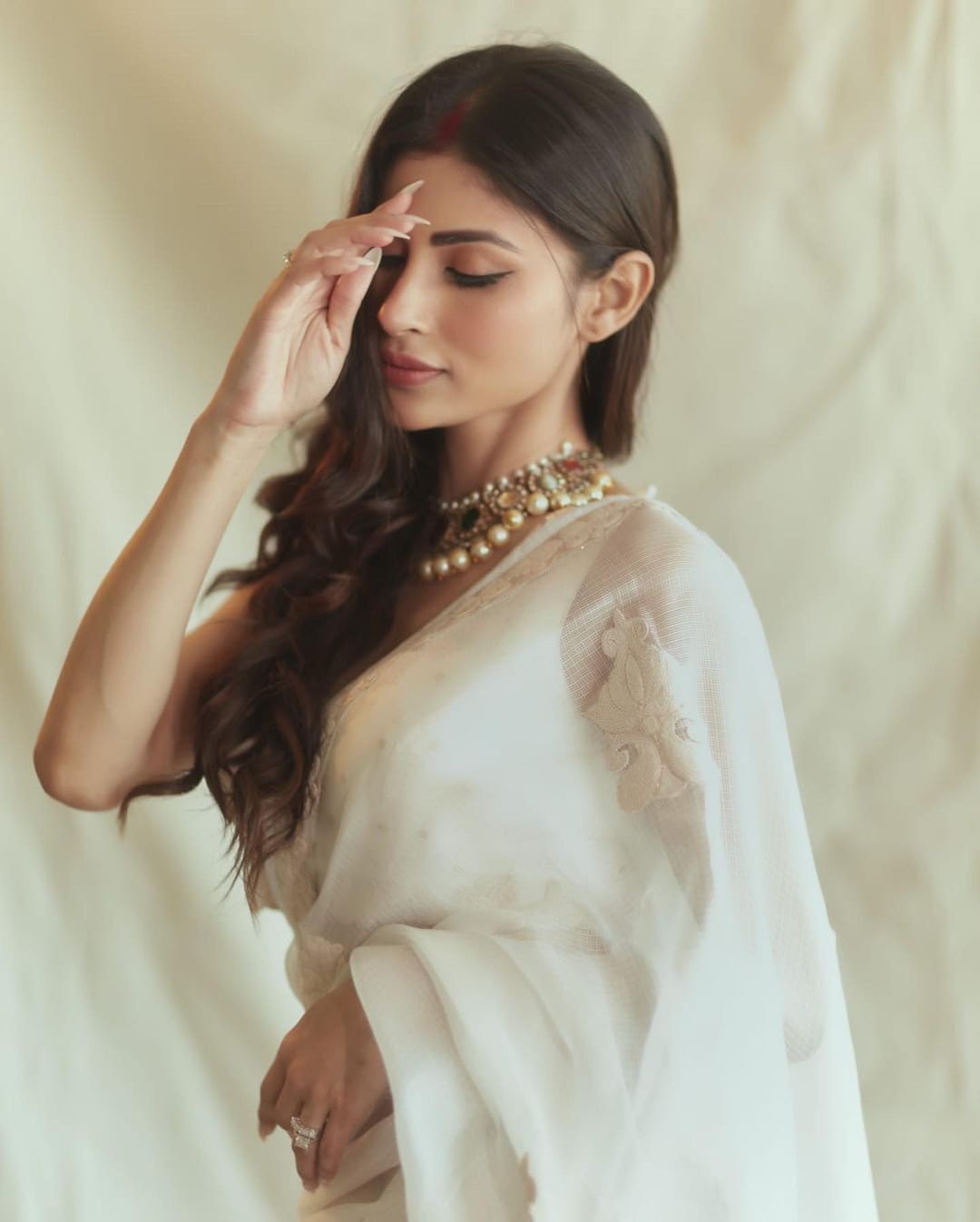 Mouni Roy Photos: व्हाइट साड़ी में गजब की हॉट दिखीं मौनी रॉय, अदाओं पर ...