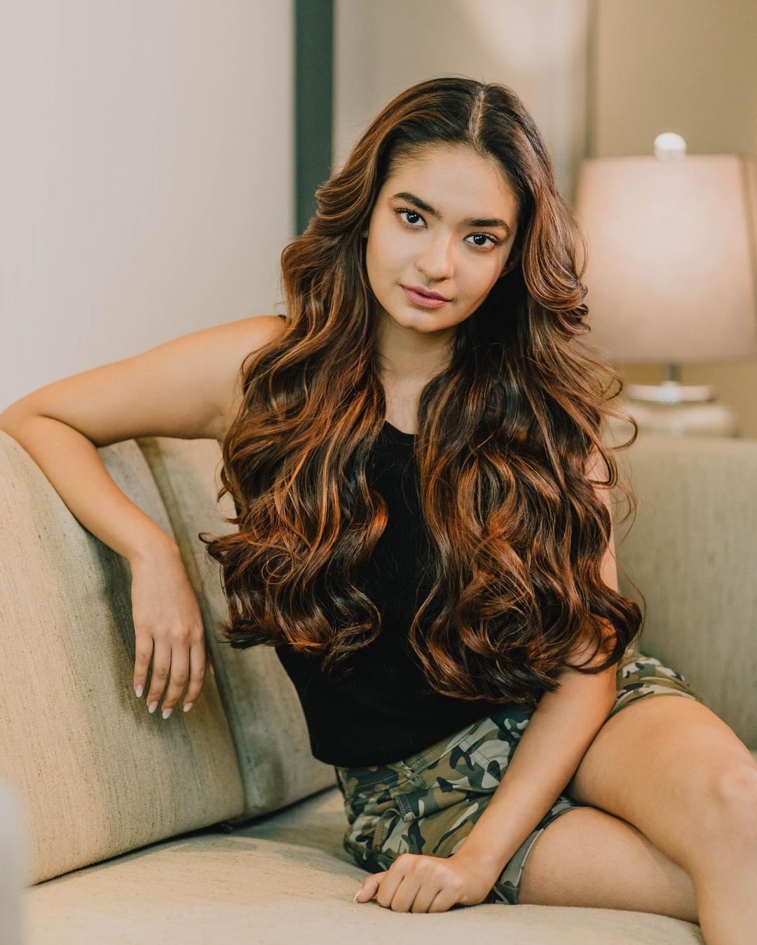 Photos: अनुष्का सेन ने Casual Looks में ढाया कहर, दिल थाम कर देखें ...