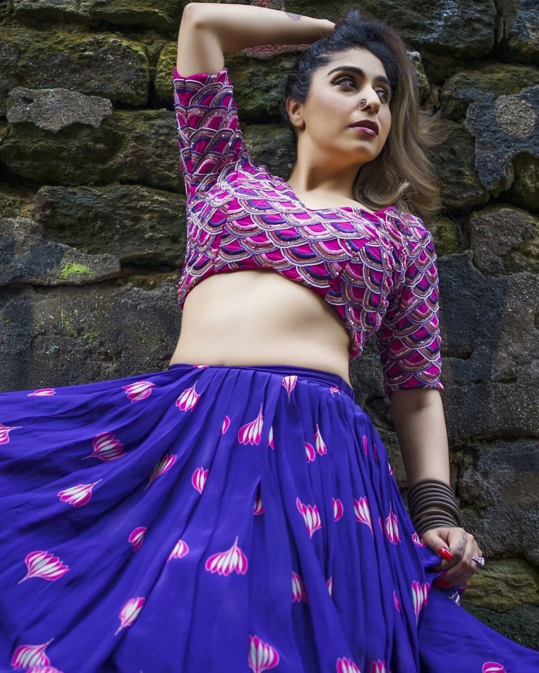 Photos: नेहा भसीन ने लहंगे में दिए मिलियन डॉलर पोज, देखिए सिंगर का ...