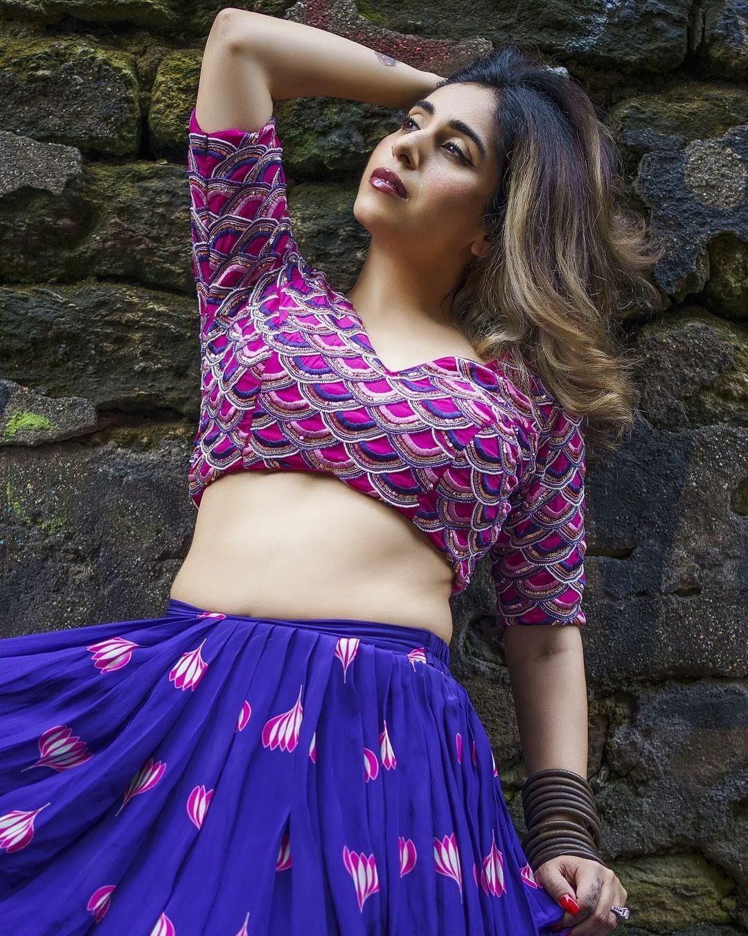 Photos: नेहा भसीन ने लहंगे में दिए मिलियन डॉलर पोज, देखिए सिंगर का ...