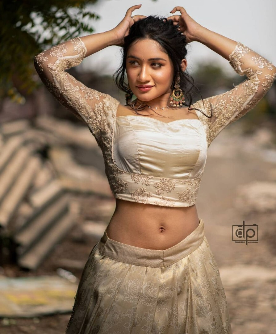PHOTOS : வாவ்.. விஜய் டிவி சீரியல் நடிகையா இவங்க! சைடு போஸில் ...