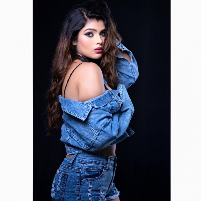 PHOTOS : ஷர்ட்ட கழட்டி விட்டு அப்படியொரு போஸ்.. நடிகை மகிமா குப்தாவின் ...