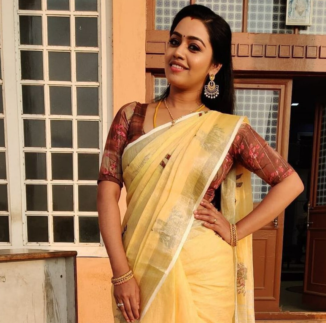 PHOTOS : தலை நிறைய மல்லிகைப்பூ.. சேலையில் மிளிரும் சீரியல் நடிகை ...