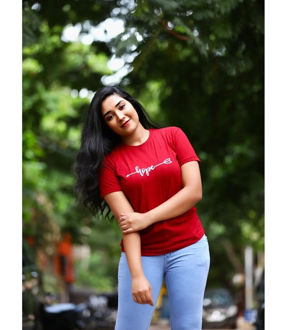 PHOTOS : ''ஏய்..நீ ரொம்ப அழகா இருக்கே".. சீரியல் நடிகை ஸ்ரீநிதியின் அசத்தல் போட்டோஸ் இதோ ...