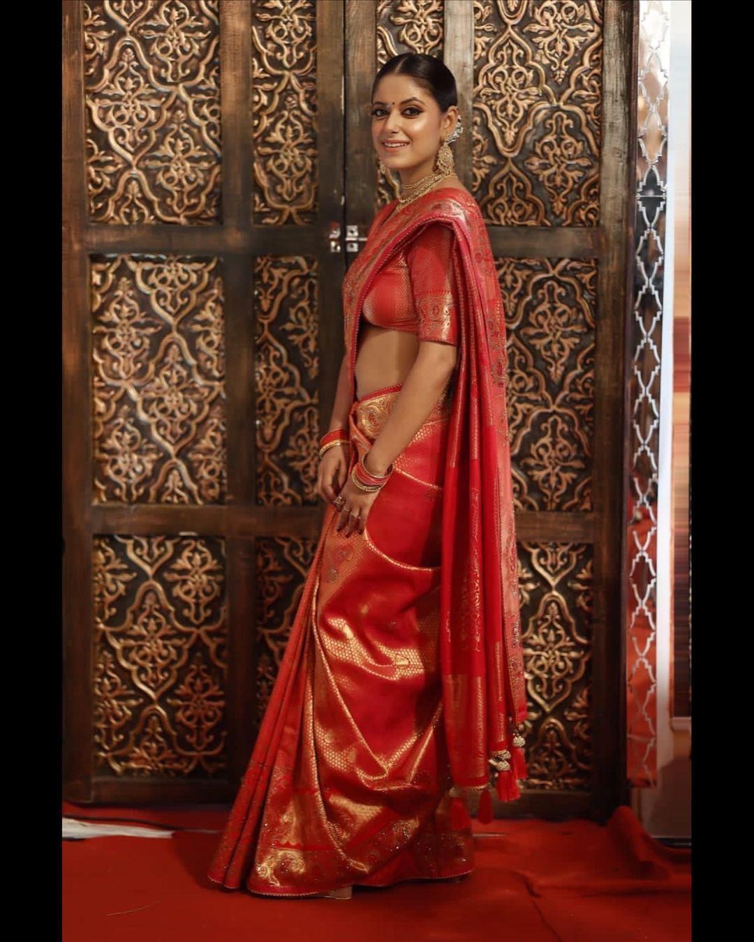 PHOTOS : சேலையில் செய்து வைத்த சிலை.. சொக்கவைக்கும் போஸில் சினேகா பால் ...