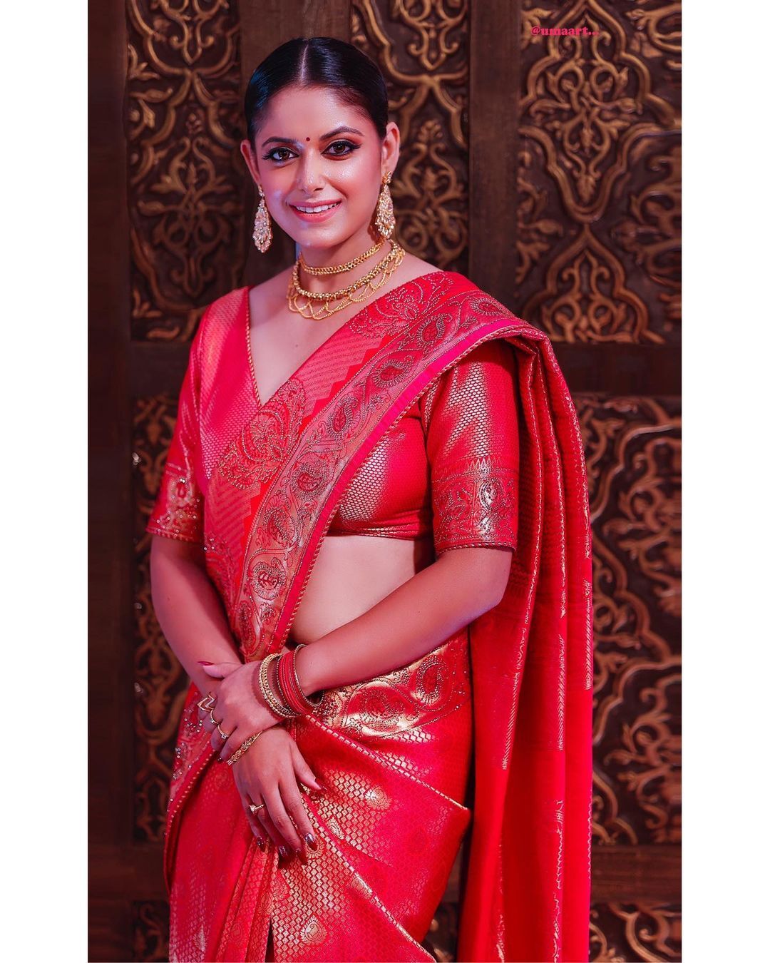 PHOTOS : சேலையில் செய்து வைத்த சிலை.. சொக்கவைக்கும் போஸில் சினேகா பால் ...