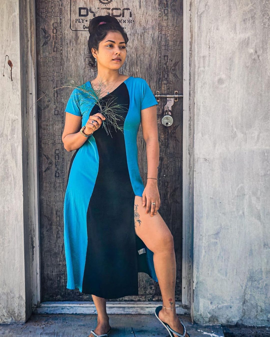 PHOTOS : என்ன அழகு எத்தனை அழகு.. இளைஞர்களை ஈர்க்கும் மாடல் அழகி ரேவதி ...