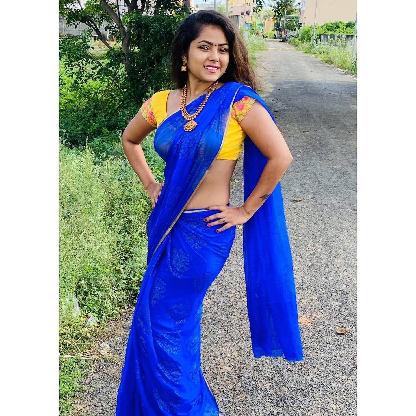 PHOTOS : என்ன அழகு எத்தனை அழகு.. இளைஞர்களை ஈர்க்கும் மாடல் அழகி ரேவதி ...