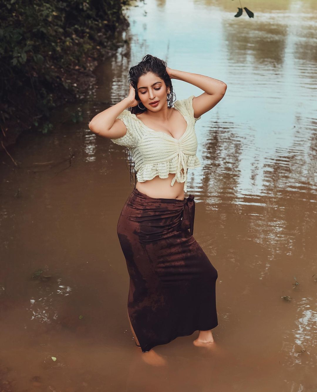 PHOTOS : வாவ்.. சட்டை பட்டனை கழட்டிவிட்டு என்னமா போஸ் கொடுக்குறாங்க.. மாடல் அழகி வைபவியின் ...