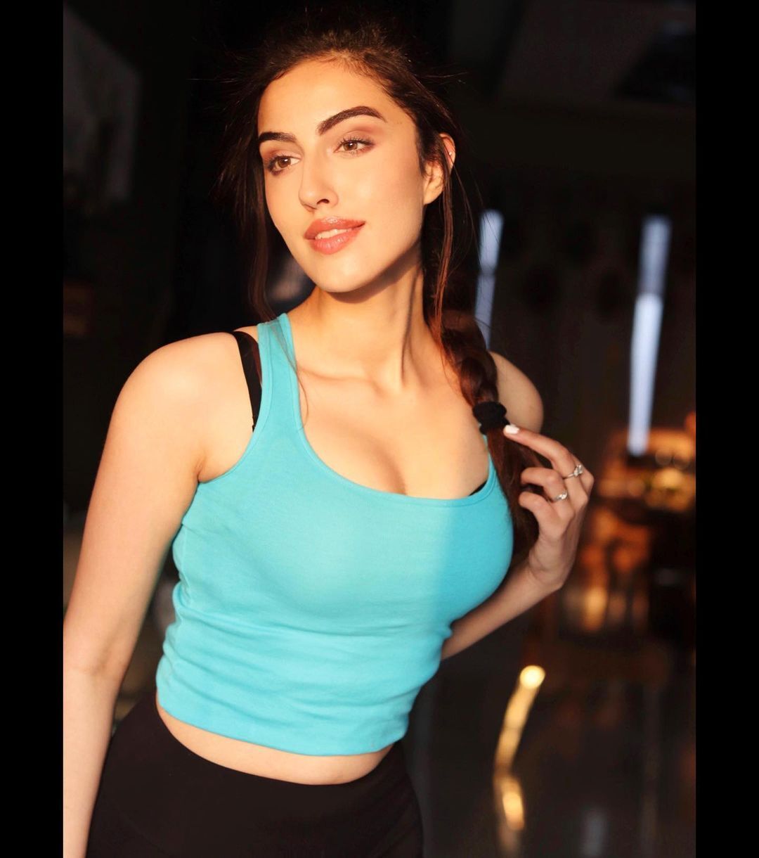 PHOTOS : டைட் டாப்பில் க்யூட்டாக போஸ் கொடுத்த சம்ரீன் கவுர்.. அசர ...