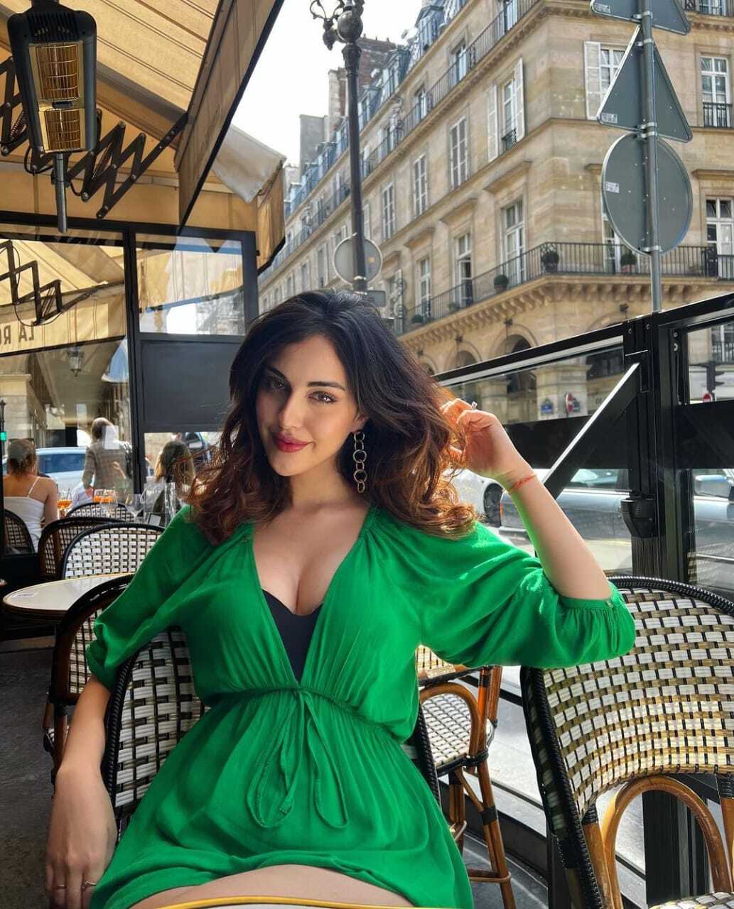 PHOTOS : டைட் டாப்பில் க்யூட்டாக போஸ் கொடுத்த சம்ரீன் கவுர்.. அசர வைக்கும் நச் ஸ்டில்ஸ் இதோ ...