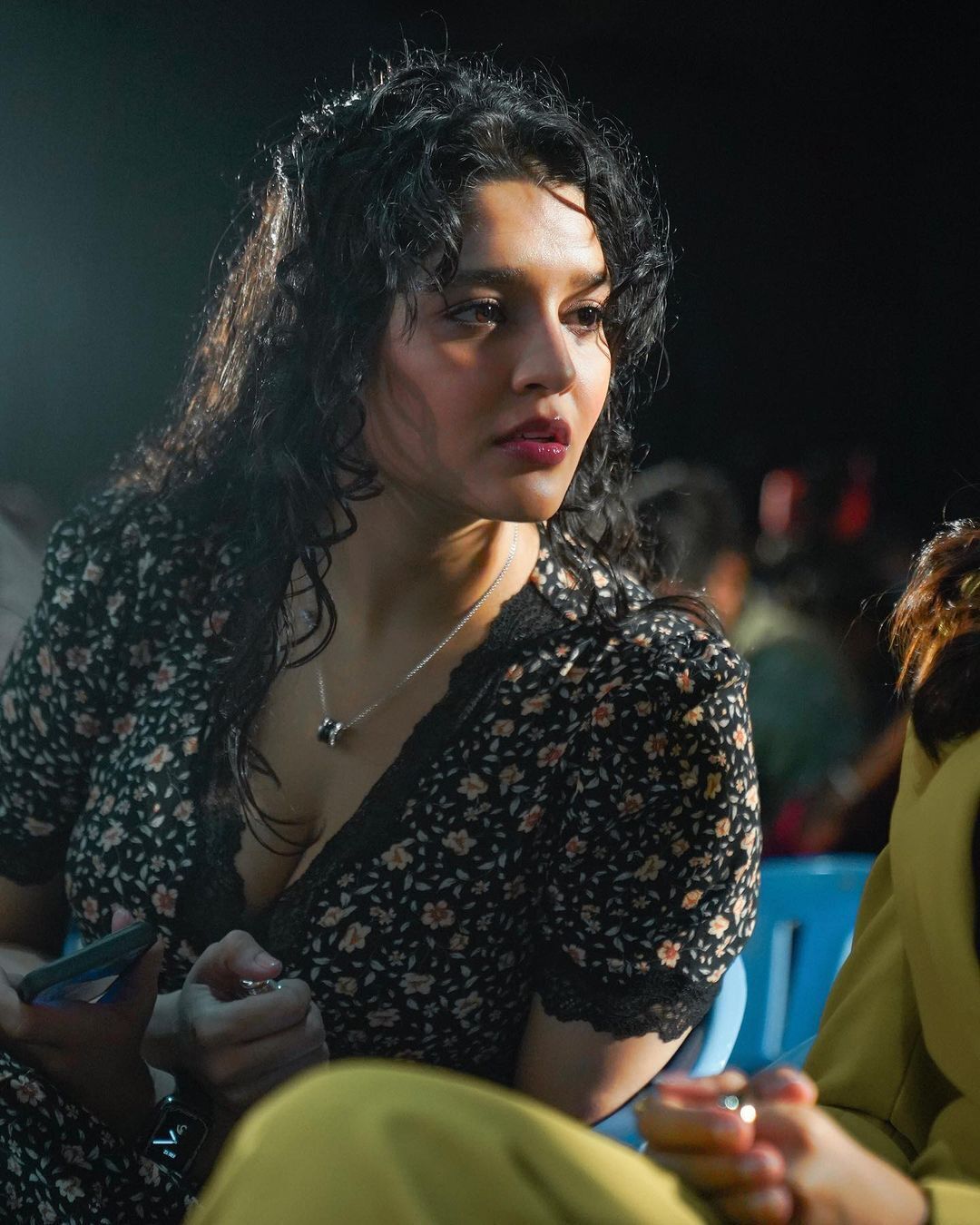 PHOTOS : கலர்புல் உடையில் கையை தூக்கியபடி அப்படியொரு போஸ் ...