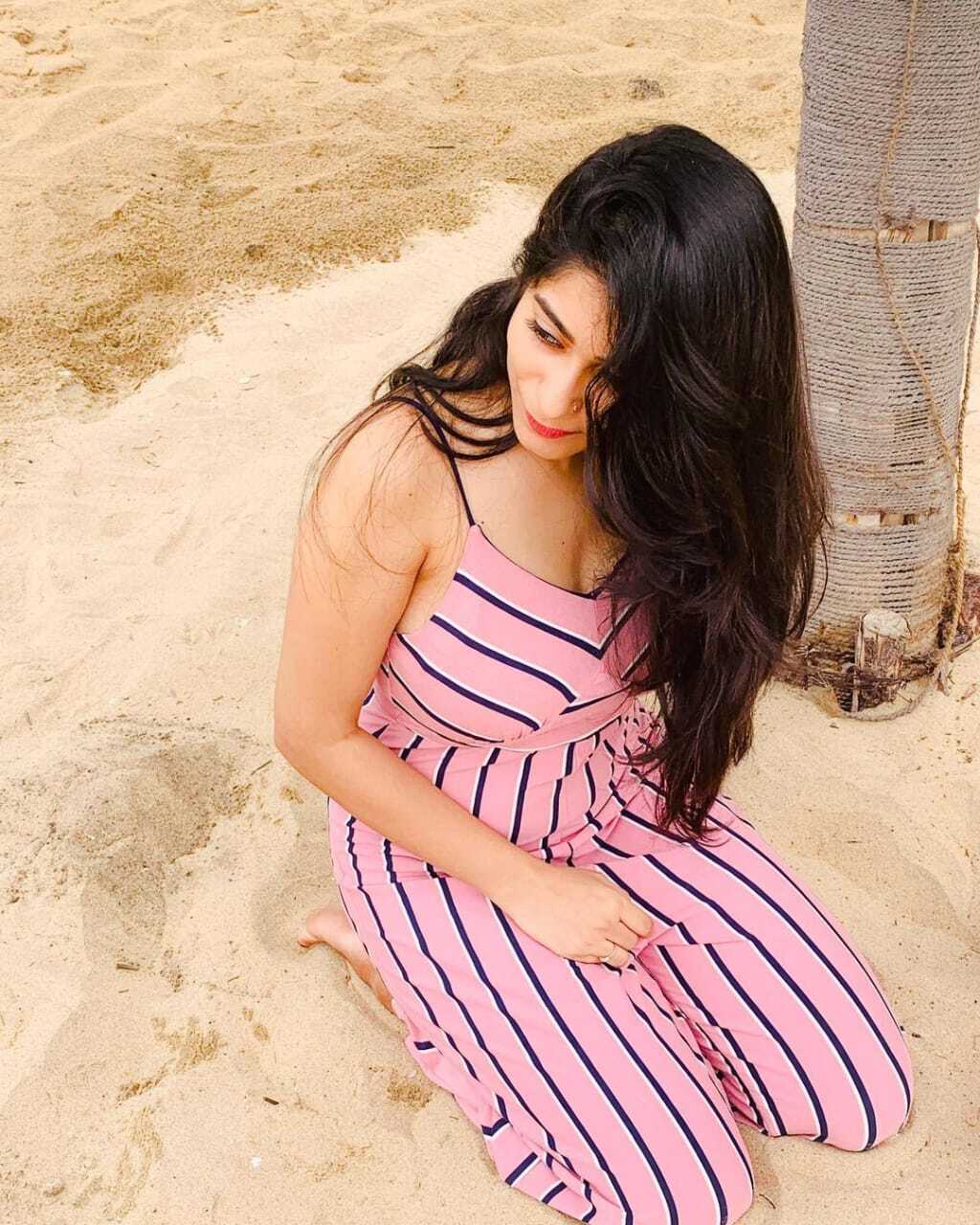 PHOTOS : சைடு போஸில் ரசிகர்களை ஈர்க்கும் விஷ்ணுப்ரியா.. கலக்கலான ...