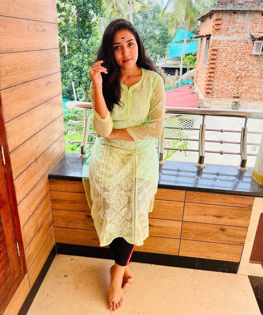 PHOTOS : சுடிதாரில் சும்மா சுண்டி இழுக்கும் சீரியல் நடிகை.. ஸ்ரீநிதியின் அசத்தல் பிக்ஸ் இதோ ...