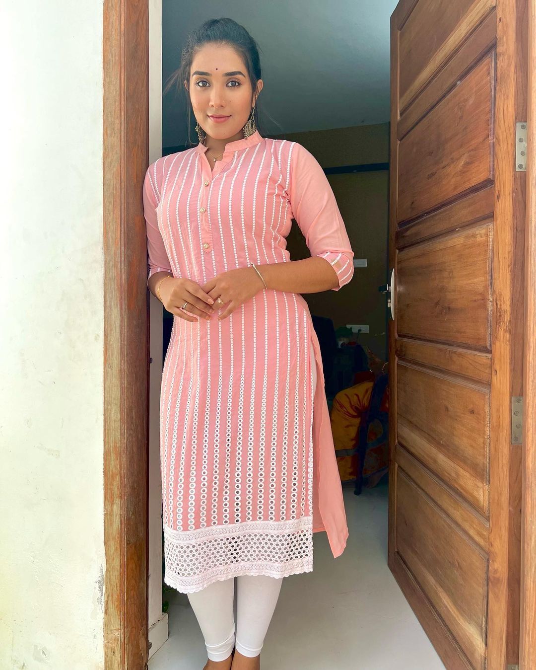 PHOTOS : சுடிதாரில் சும்மா சுண்டி இழுக்கும் சீரியல் நடிகை ...