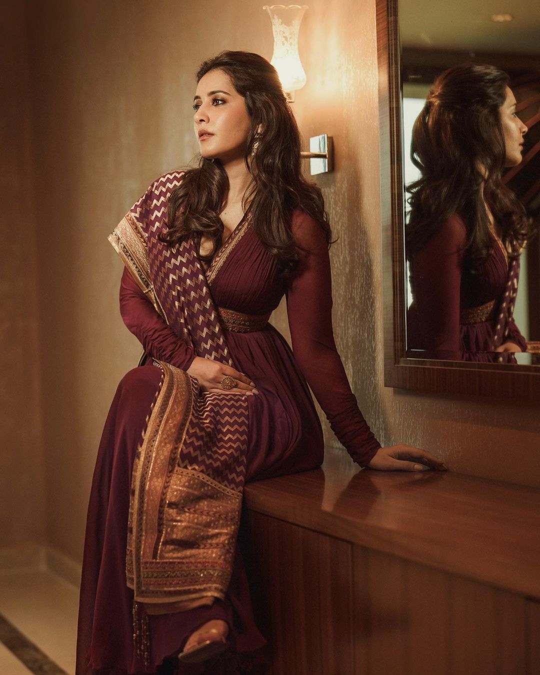 Prithviraj Heroine Rashi Khanna Stylish Entry With Gorgeous Look At ...