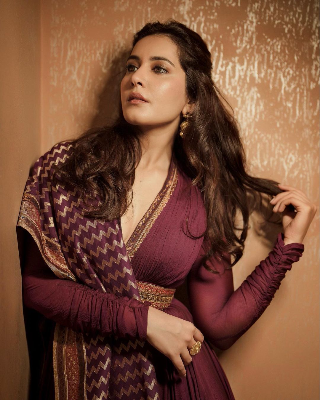 Prithviraj Heroine Rashi Khanna Stylish Entry With Gorgeous Look At ...