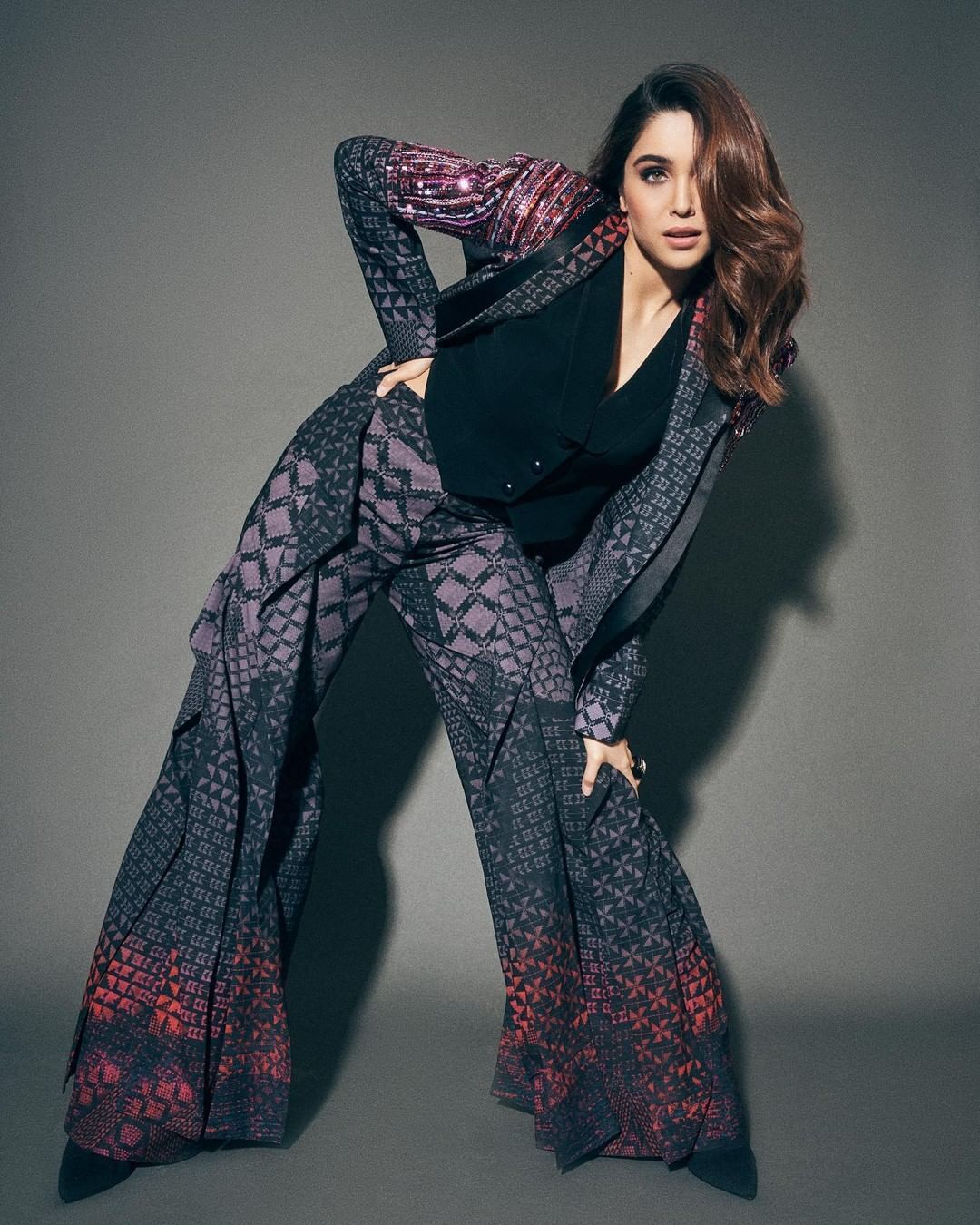 Sharavri Wagh: ब्लैक अटायर में बेहद शानदार लगीं शरवरी वाघ, तस्वीरों में ...